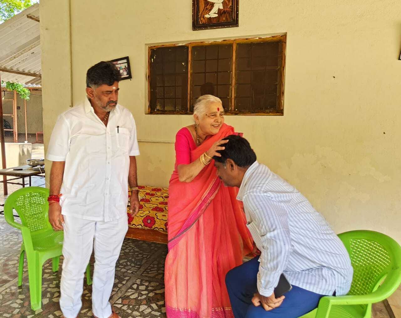 ತಾಯಿ ಗೌರಮ್ಮ ಆಶೀರ್ವಾದ ಪಡೆದ ಡಿ.ಕೆ ಶಿವಕುಮಾರ್‌&ಡಿ.ಕೆ ಸುರೇಶ್‌ | KPCC ...