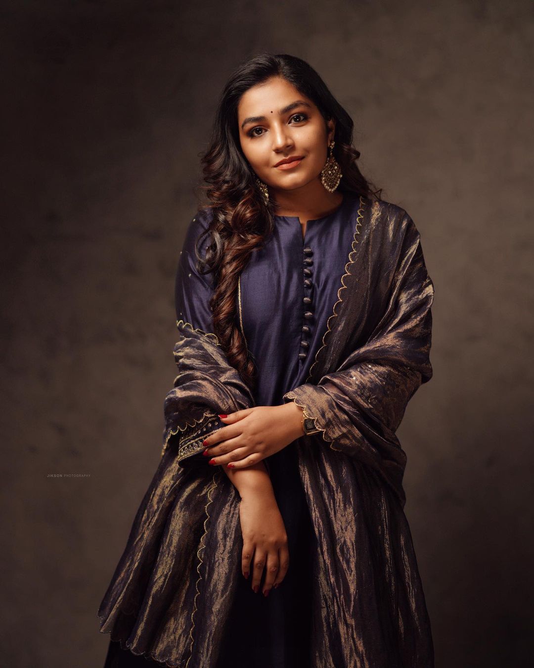 Rajisha Vijayan: വൈൻ പോലെ മനോഹരം... റെഡിൽ സൂപ്പർ ലുക്കിൽ രജിഷ വിജയ ...