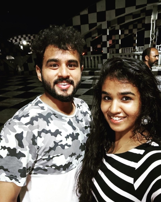 photos : மனைவியின் பிறந்தநாளை ஜோராக கொண்டாடிய ஆர்.ஜே. விஜய்.. கேப்ஷனை ...