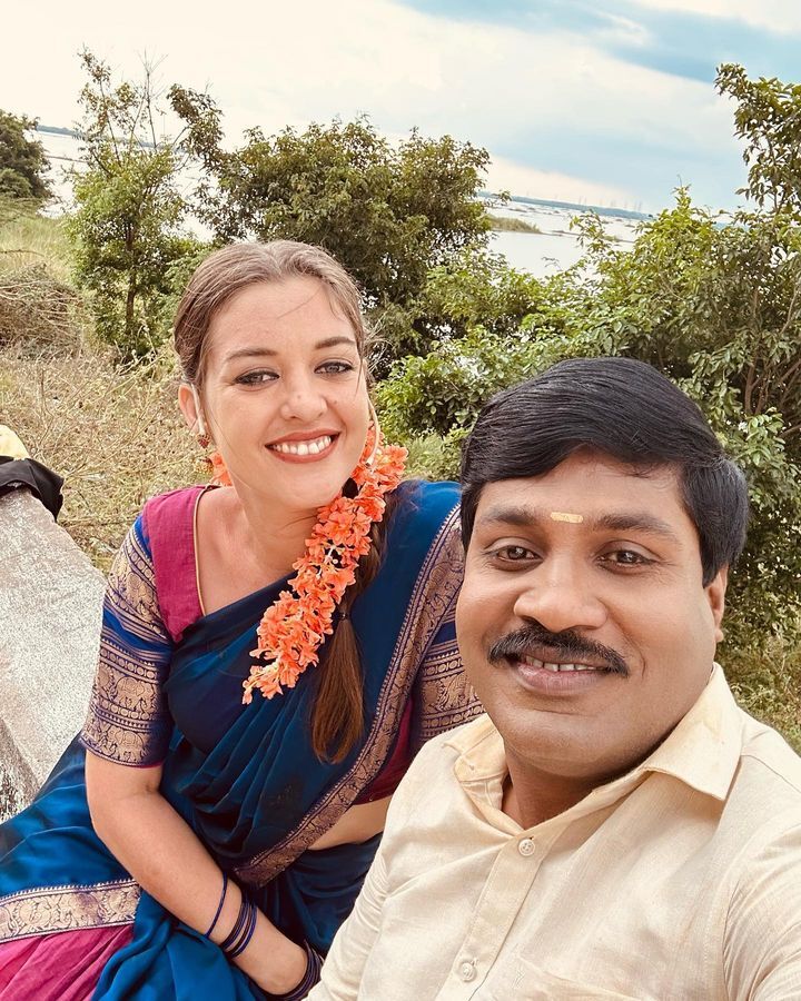 PHOTOS : அப்போ பிரெஞ்சு பெண்.. இப்போ உள்ளூர் பெண்ணா?.. கமெண்டுகளை ...