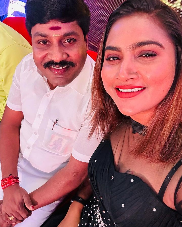 PHOTOS : அப்போ பிரெஞ்சு பெண்.. இப்போ உள்ளூர் பெண்ணா?.. கமெண்டுகளை ...