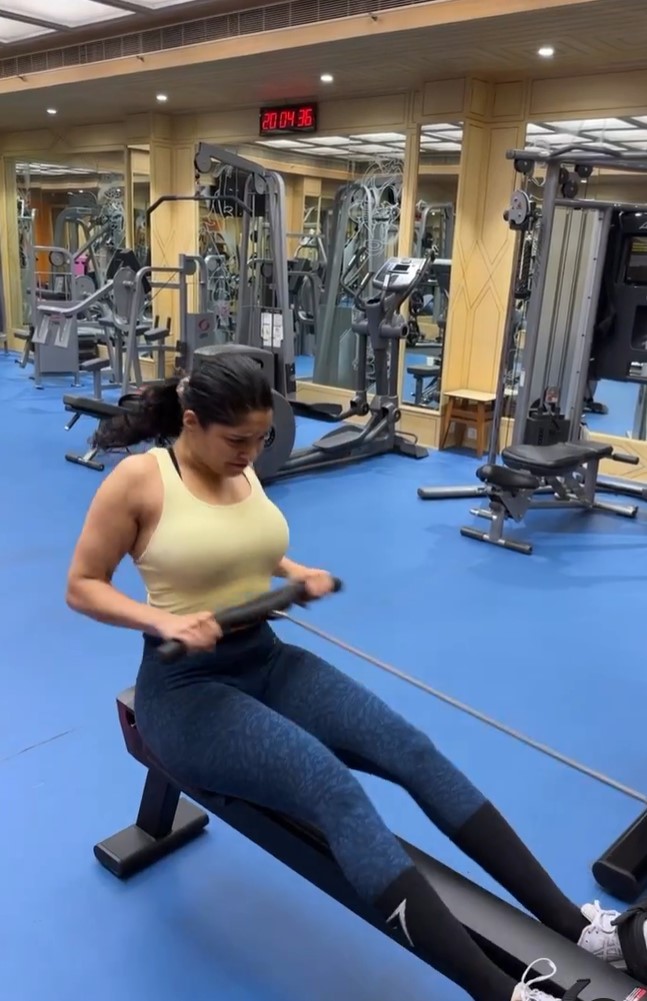 PHOTOS : ஜிம் சூட்டில் ஹெவி ஒர்க் அவுட்.. 'இறுதிச்சுற்று' பட நாயகியின் ...