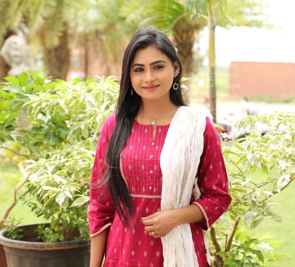 photos : 'பாண்டவர் இல்லம்' தேனுவா இது?.. குடும்பத்துடன் இருக்கும் லேட்டஸ்ட் புகைப்படங்கள் ...