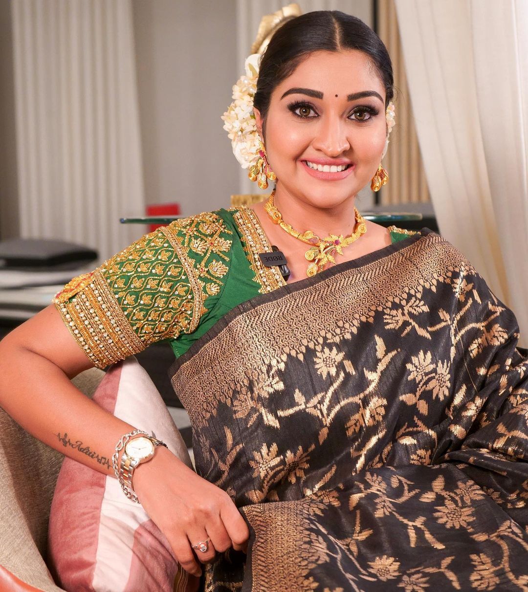 photos : பட்டுப்புடவையில் அழகாக ஜொலிக்கும் விஜய் டிவி பிரபலம்.. அவரே ...