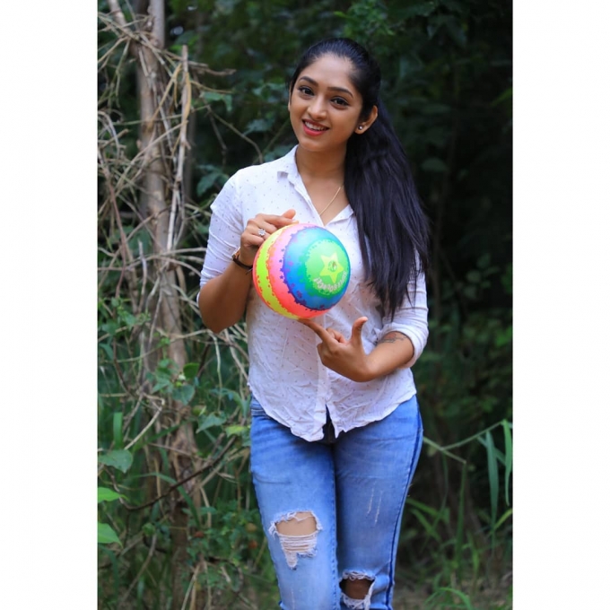 photos : மாடர்ன் உடையில் கலக்கும் நினைத்தாலே இனிக்கும் சீரியல் நாயகி .. வியந்து பார்க்கும் ...