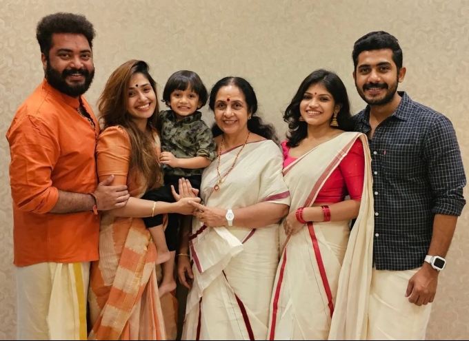 photos : அபியும் நானும் சீரியல் நாயகியின் கணவர் பிரபல நடிகரா?.. அவரே ...