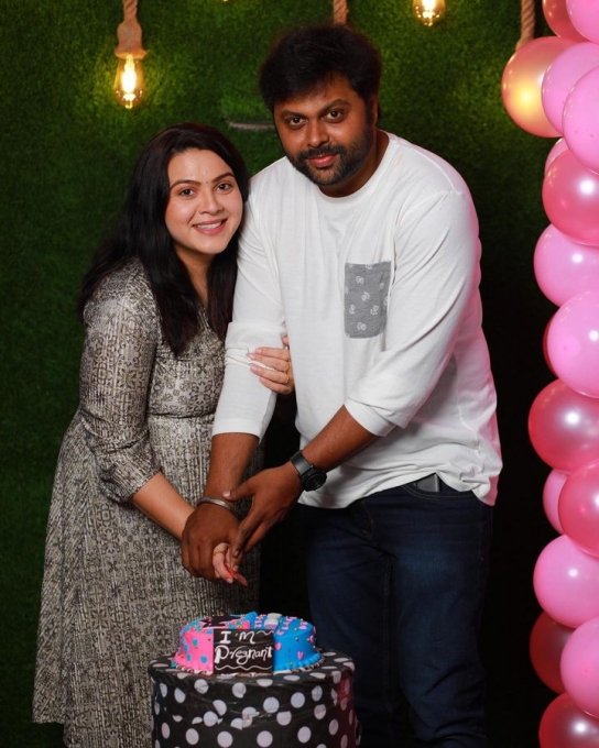 PHOTOS : நடிகர் அஜித்தின் ரீல் தங்கை கர்ப்பம்.. இணையத்தை கலக்கும் ...