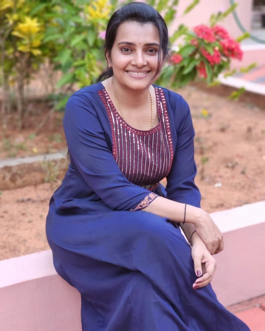 photos : புல்லெட் ஓட்டும்போது கூட க்யூட்டா இருக்காங்களே.. வைரலாகும் சன் டிவி சீரியல் நடிகையின் ...