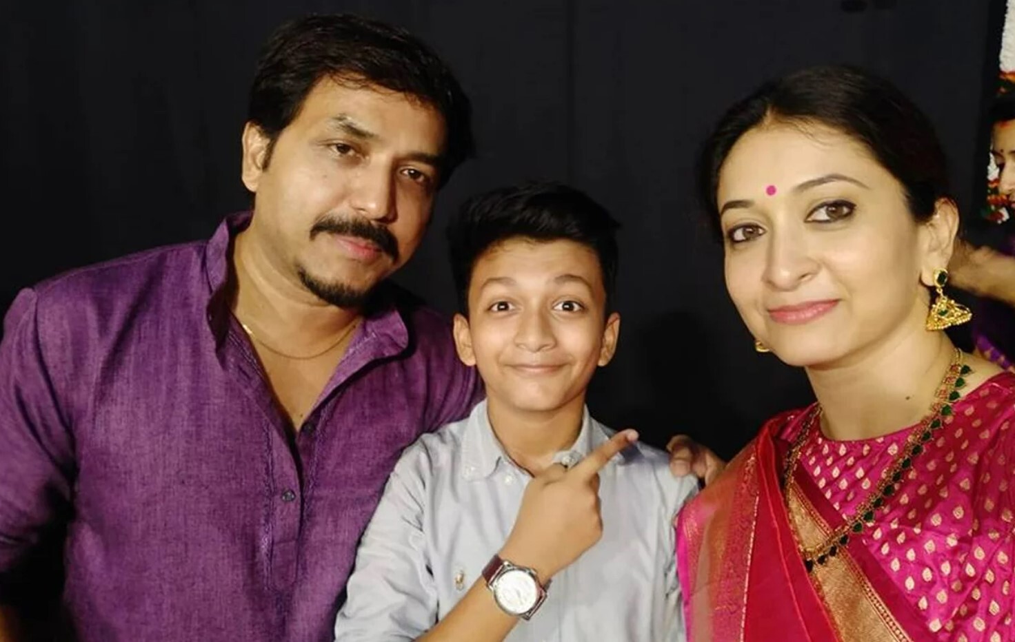 PHOTOS : இணையத்தை கலக்கும் பிரபல சீரியல் ஜோடியின் குடும்ப புகைப்படங்கள்.. யாருன்னு பாத்திங்களா ...