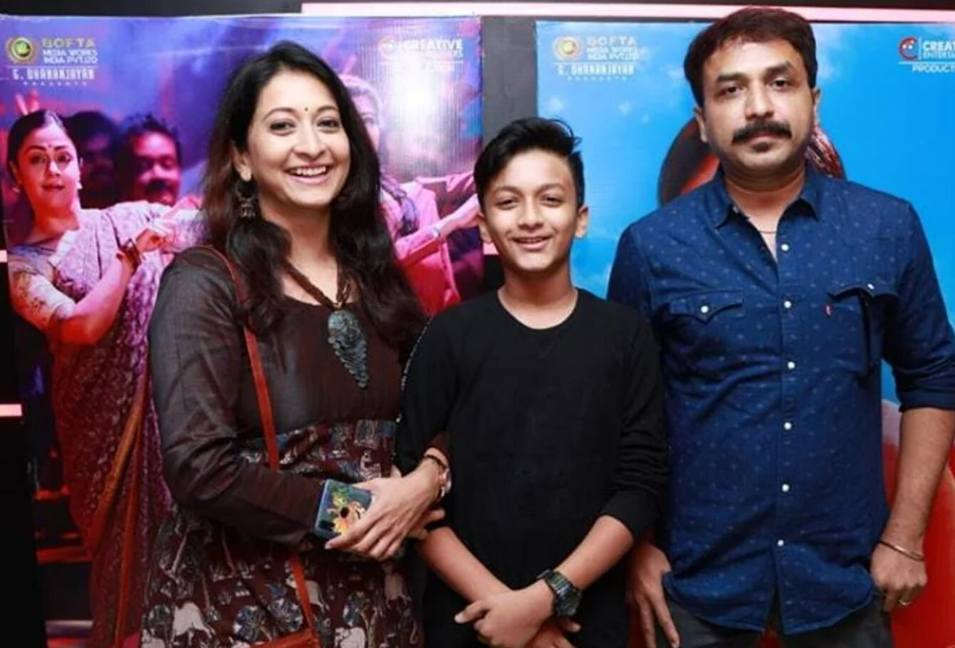 PHOTOS : இணையத்தை கலக்கும் பிரபல சீரியல் ஜோடியின் குடும்ப புகைப்படங்கள்.. யாருன்னு பாத்திங்களா ...