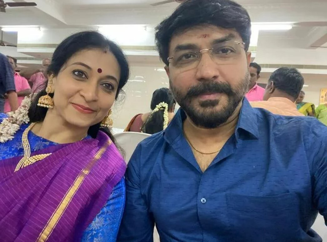 PHOTOS : இணையத்தை கலக்கும் பிரபல சீரியல் ஜோடியின் குடும்ப புகைப்படங்கள்.. யாருன்னு பாத்திங்களா ...