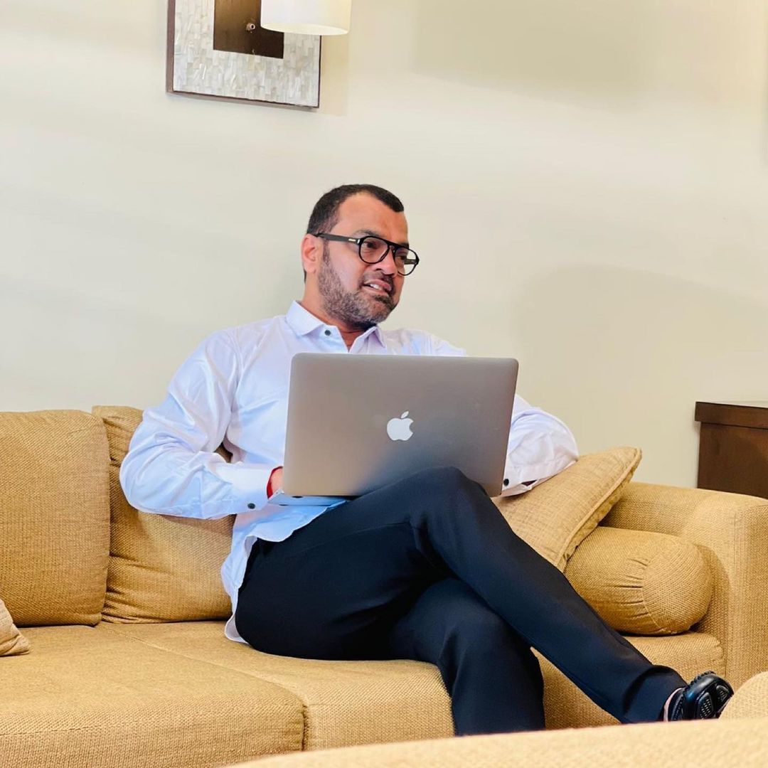 PHOTOS : மனைவிக்கு போட்டியாக அரசியலில் குதிக்கும் தாடி பாலாஜி? என்ன ...