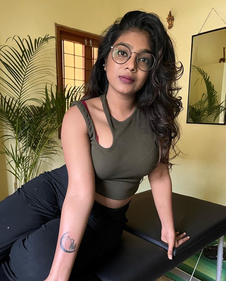 PHOTOS : கலர்புல் பாம்புகளுடன் அசால்ட் பண்ணும் விஜே பார்வதி.. ஷாக்கில் ரசிகர்கள்.. குவியும் ...