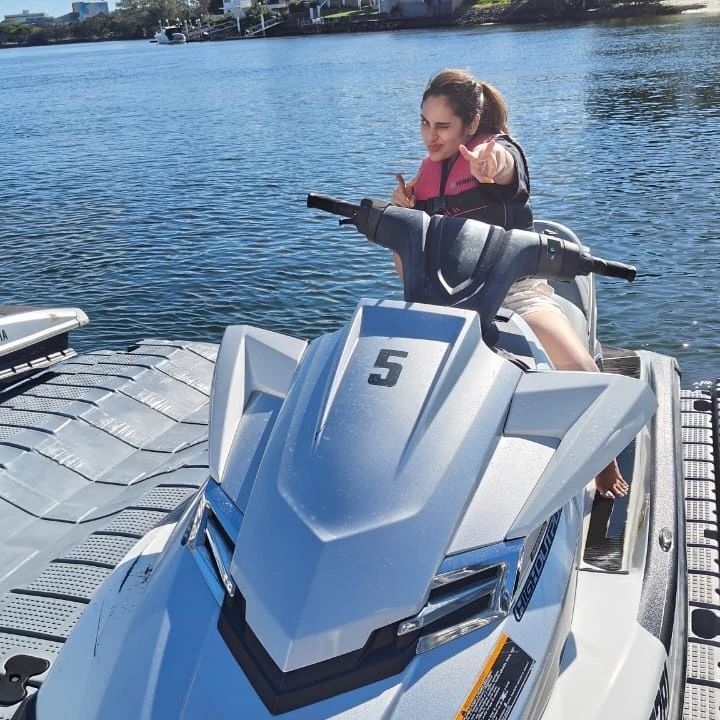 PHOTOS : குடும்பத்துடன் ஆஸ்திரேலியாவில் ஜாலி பண்ணும் ஸ்ருத்திகா ...