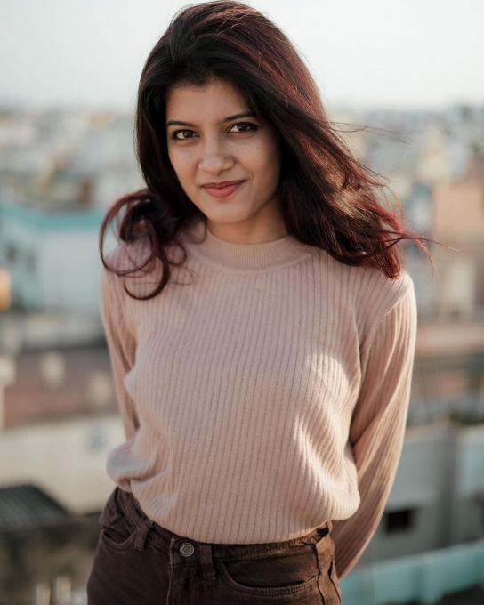 photos : பீச் ஓரமாய் அட்ராசிட்டி பண்ணும் குக் வித் கோமாளி பிரபலம் ...