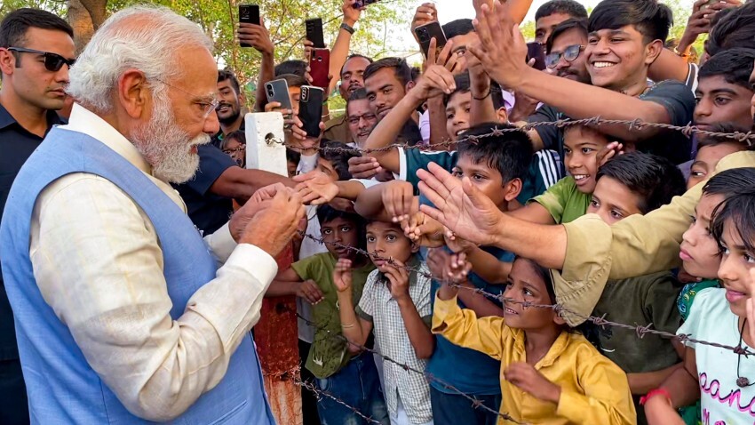 Prime Minister Narendra Modi Kalaburagi Road Show; See Visuals - Oneindia