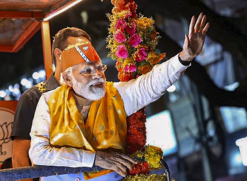 Prime Minister Narendra Modi Kalaburagi Road Show; See Visuals - Oneindia