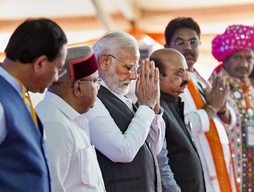 Prime Minister Narendra Modi Kalaburagi Road Show; See Visuals - Oneindia