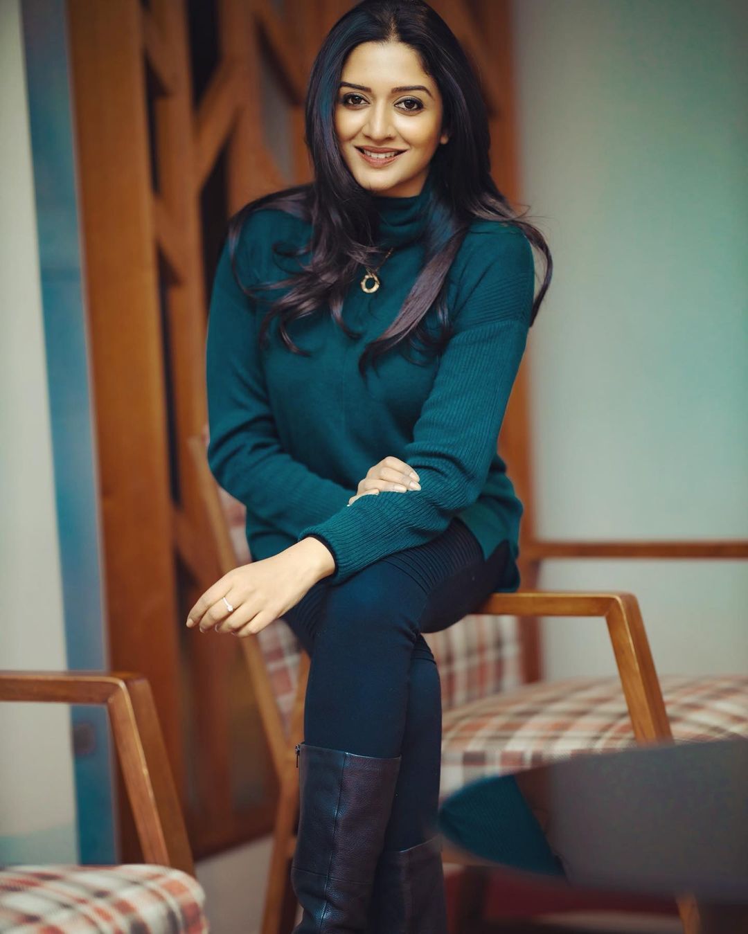 Vimala Raman: എന്റമ്മോ.... ! ബ്ലാക്കിൽ സ്പൈസി ലുക്കുമായി വിമല രാമ ...