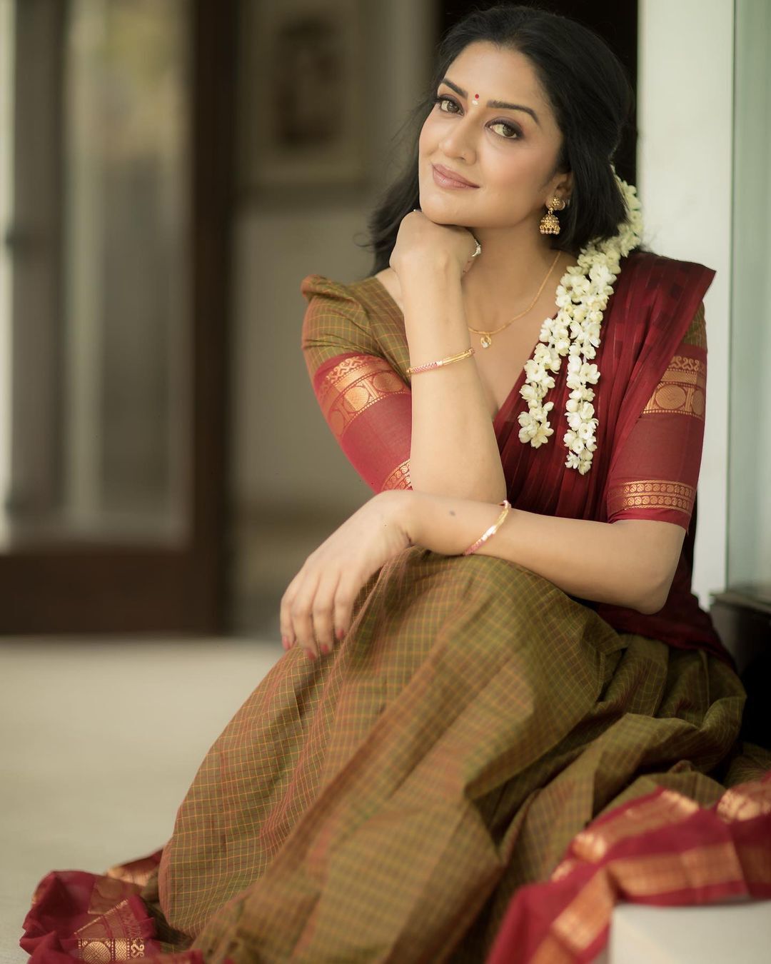 Vimala Raman: എന്റമ്മോ.... ! ബ്ലാക്കിൽ സ്പൈസി ലുക്കുമായി വിമല രാമ ...