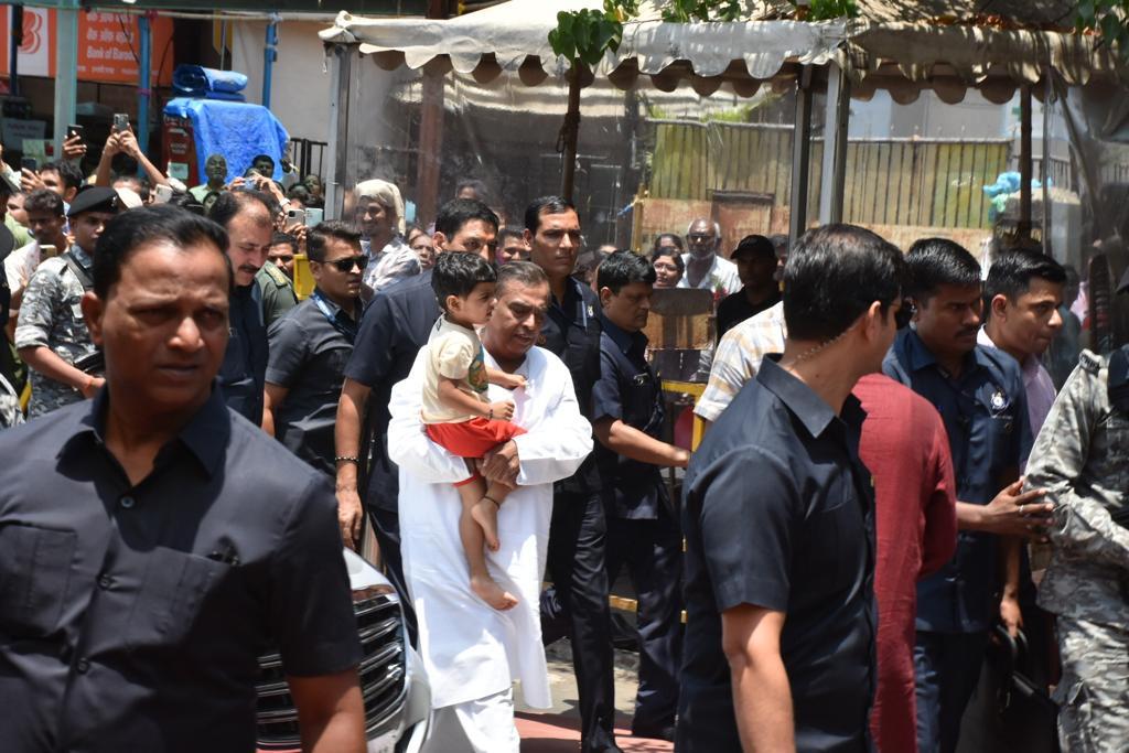 The Ambani Family visits Siddhivinayak Temple, Mom-to-be Shloka Ambani ...