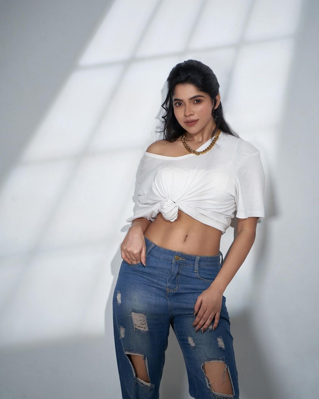 నాభి అందాలను ప్రదర్శిస్తూ రెచ్చిపోతున్న దివ్య భారతి | Actress Divya Bharathi Sunning Looks Goes ...