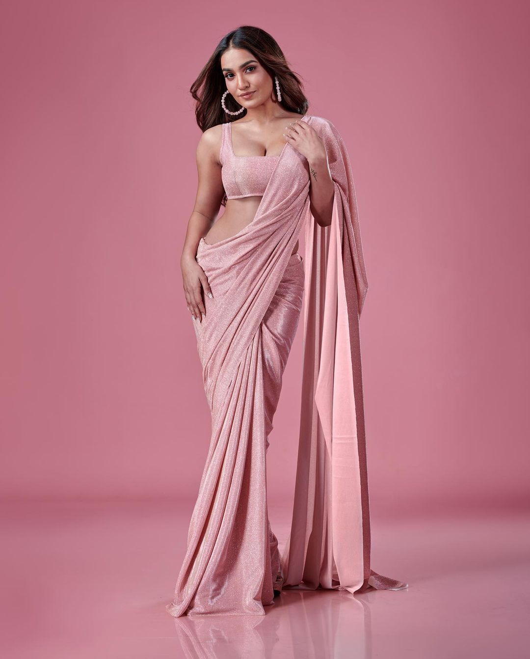 Saniya Iyappan: സാരിയിൽ സൂപ്പർ ഹോട്ടായി സാനിയ ഇയ്യപ്പൻ.... താരത്തിന്റെ 'ദേസി ഗേൾ' സോഷ്യൽ മീഡിയയി ...