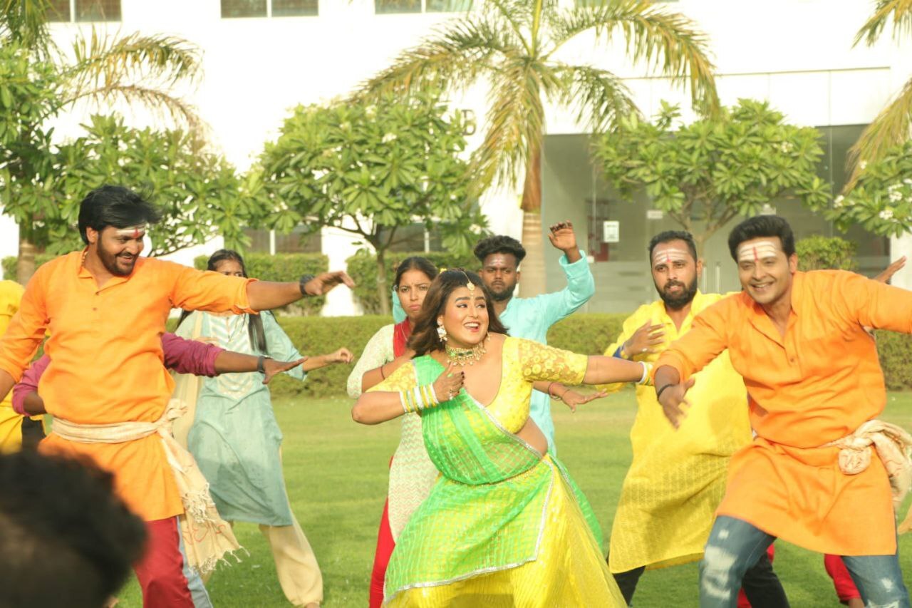 Bhojpuri Movie ‘दुल्हिन नं.1’ के सेट से Viral हुई शूटिंग की तस्वीर ...