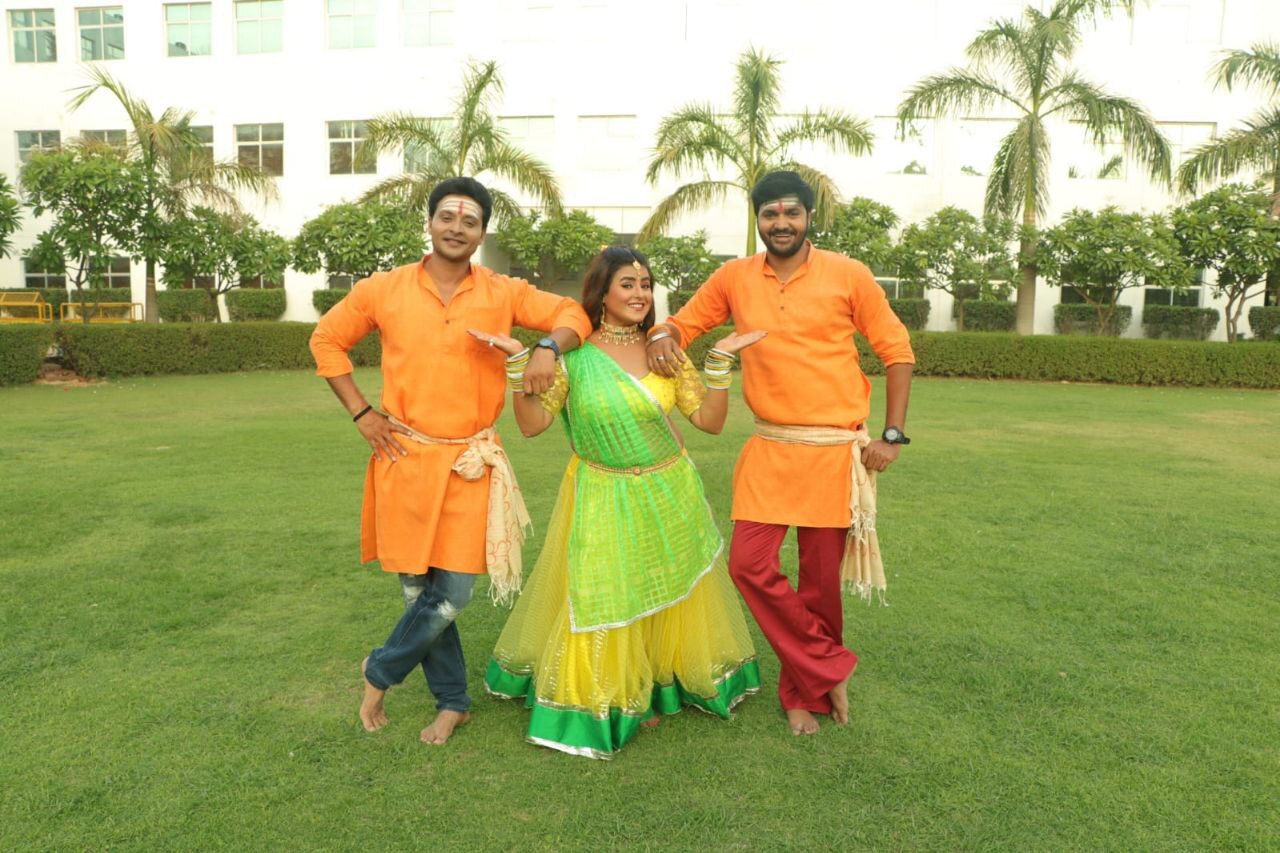 Bhojpuri Movie ‘दुल्हिन नं.1’ के सेट से Viral हुई शूटिंग की तस्वीर ...