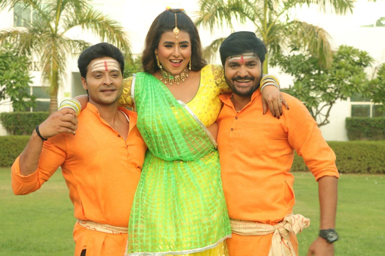 Bhojpuri Movie ‘दुल्हिन नं.1’ के सेट से Viral हुई शूटिंग की तस्वीर ...