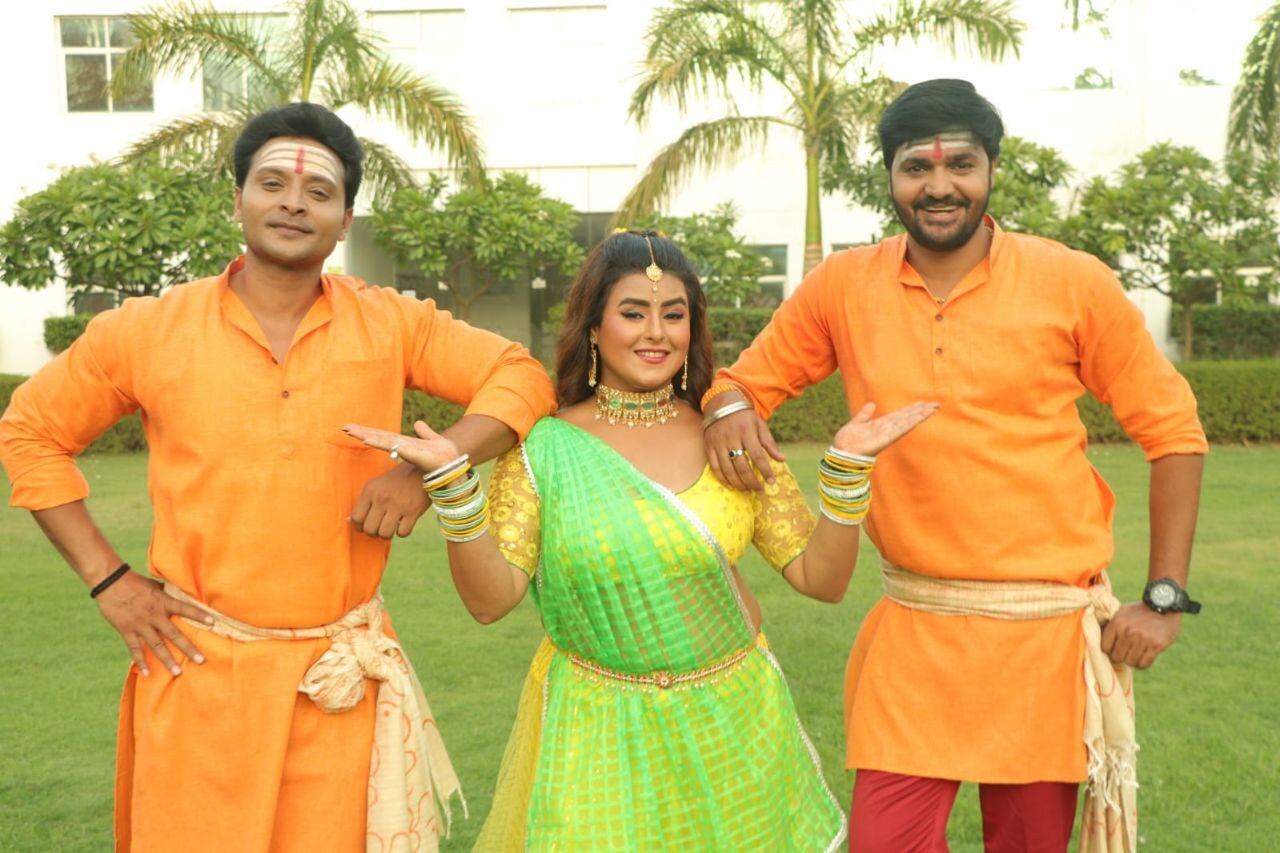 Bhojpuri Movie ‘दुल्हिन नं.1’ के सेट से Viral हुई शूटिंग की तस्वीर ...