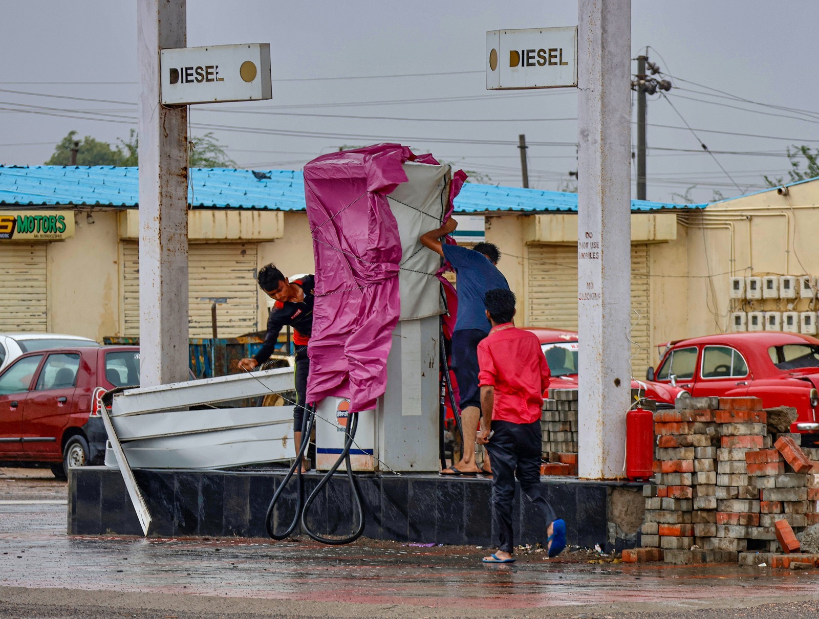 Cyclone Biparjoy: ರೌದ್ರಾವತಾರ ತಾಳಿದ ಬಿಪರ್‌ಜಾಯ್ ಚಂಡಮಾರುತ, ನಲುಗಿದ ಗುಜರಾತ್ ...