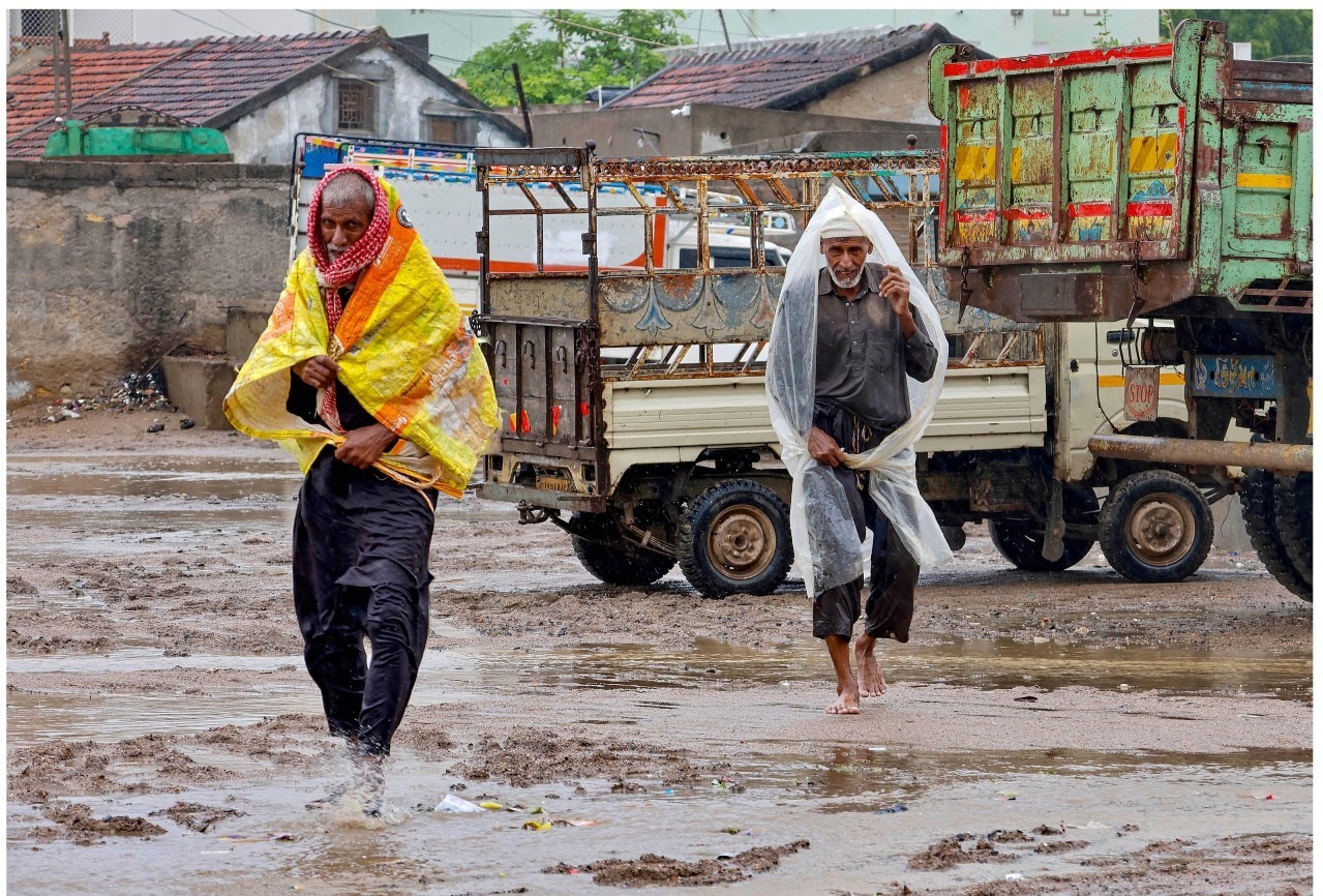 Cyclone Biparjoy: ರೌದ್ರಾವತಾರ ತಾಳಿದ ಬಿಪರ್‌ಜಾಯ್ ಚಂಡಮಾರುತ, ನಲುಗಿದ ಗುಜರಾತ್ ...
