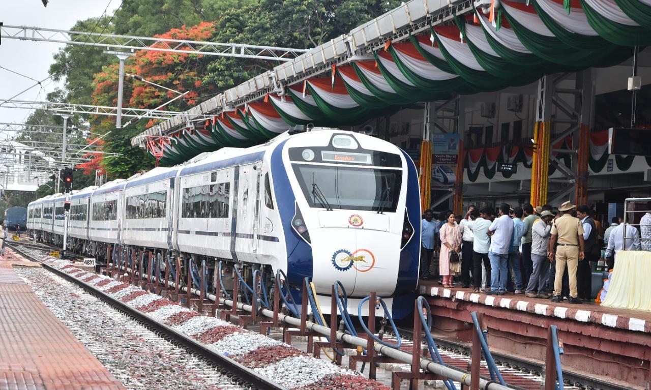 Vande Bharat Express: ಧಾರವಾಡದಲ್ಲಿ ವಂದೇ ಭಾರತ್‌ ರೈಲು ಉದ್ಘಾಟನೆ ಸಮಾರಂಭ ...