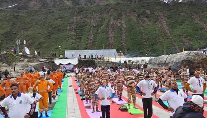 Intenational yoga day 2023 photos केदानाथ, गंगोत्री से लेकर हरिद्वार तक, सीएम धामी ने भी किए ...