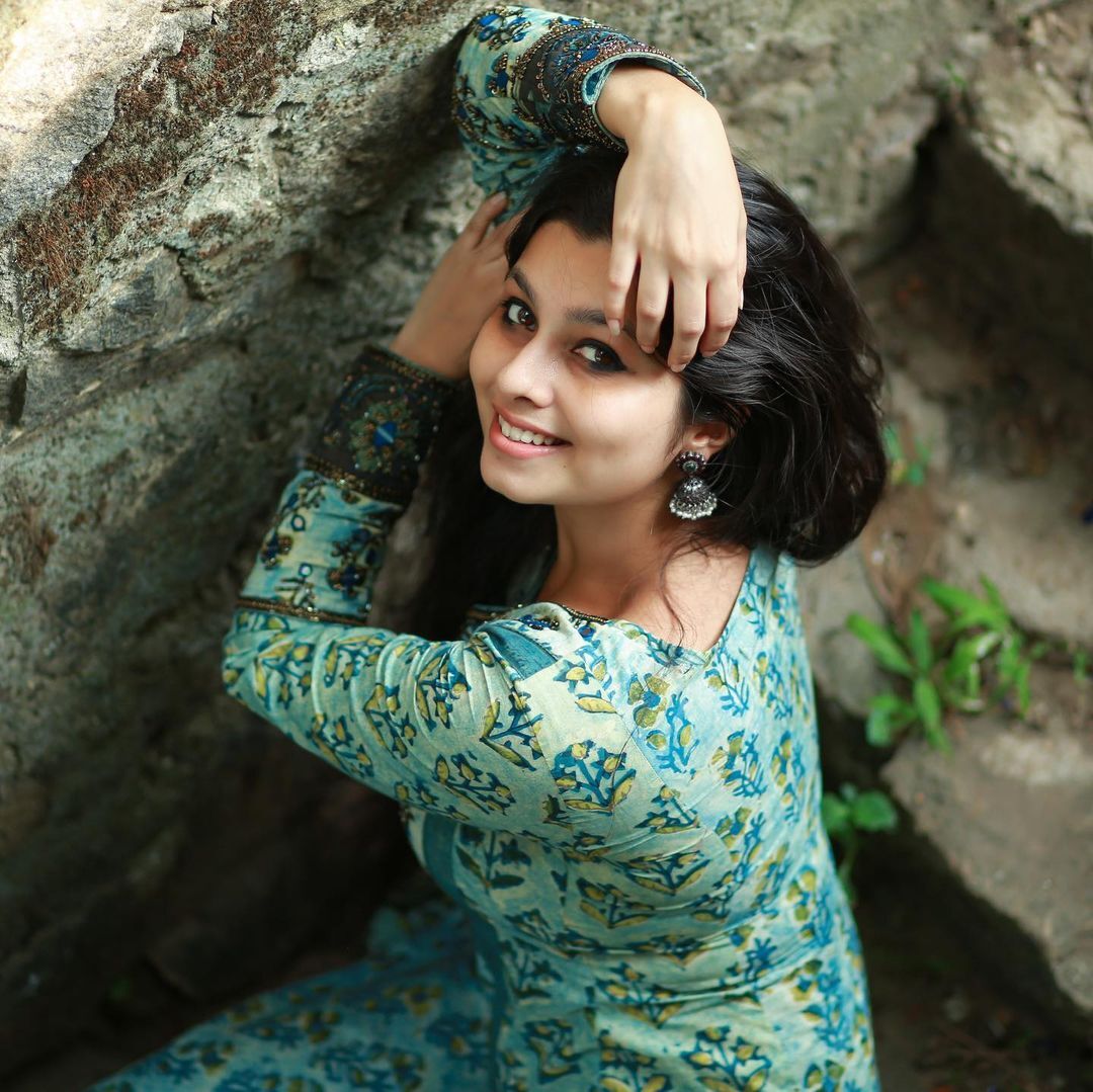 Niranjana Anoop: നുണക്കുഴി ചിരിയുമായി നിരഞ്ജന... സാരിയിൽ സീറോ മേക്കപ്പിൽ അതീവ സുന്ദരിയായി നടി ...