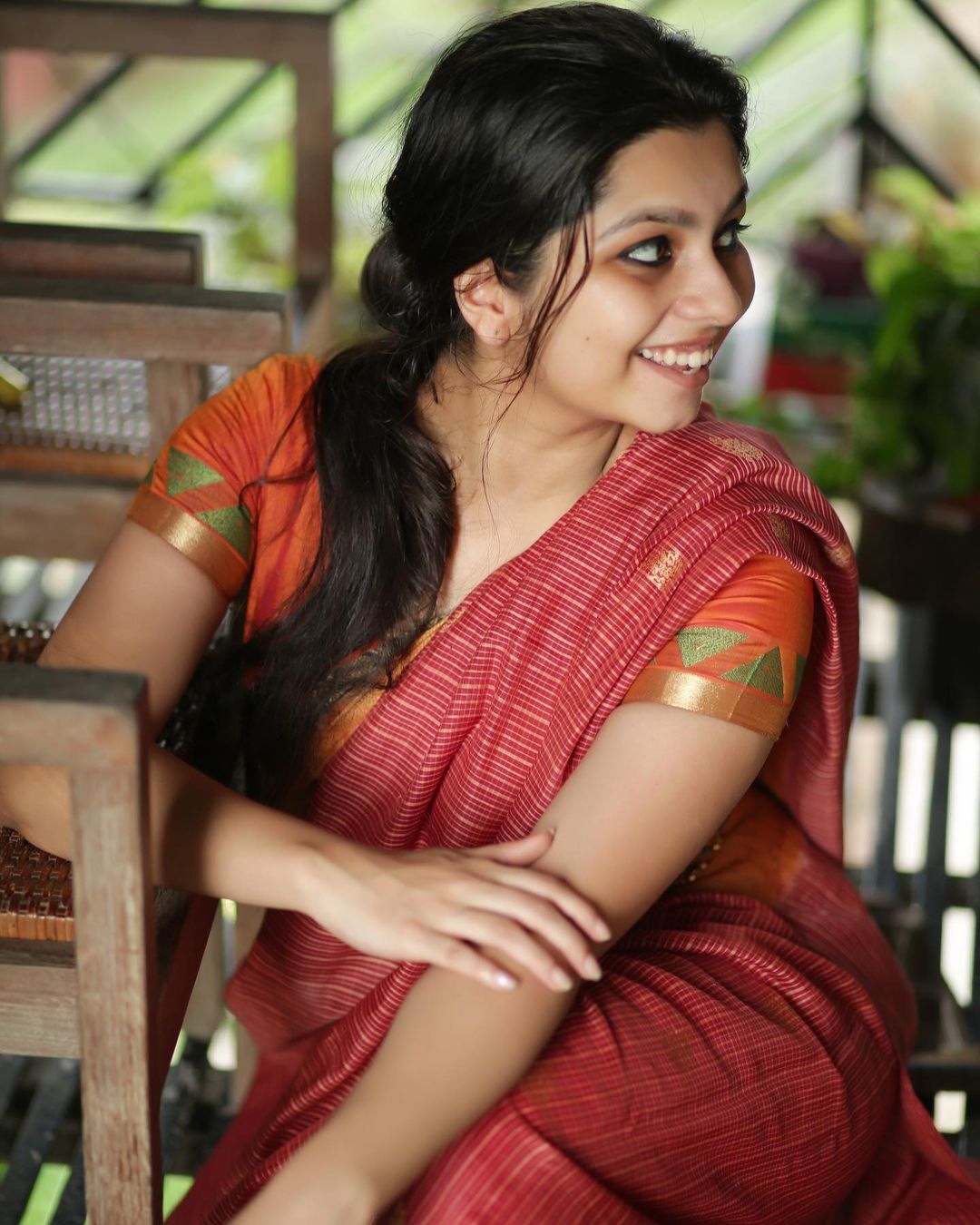 Niranjana Anoop: നുണക്കുഴി ചിരിയുമായി നിരഞ്ജന... സാരിയിൽ സീറോ മേക്കപ്പിൽ അതീവ സുന്ദരിയായി നടി ...