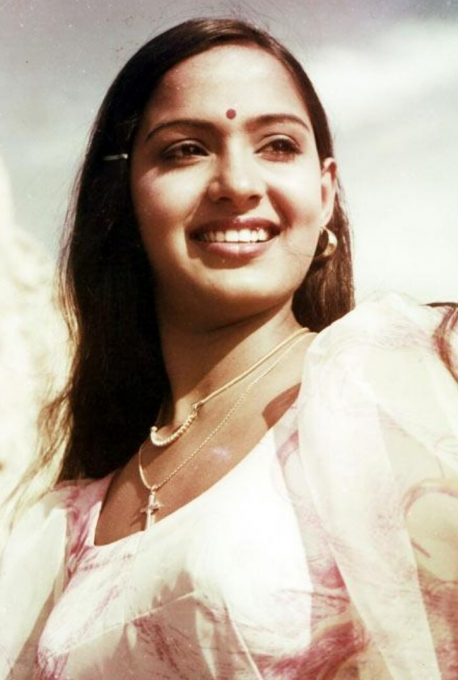 PHOTOS: 25 வருடங்களுக்கு பிறகு.. கணவருடன் செம்ம ஹாப்பியில் நடிகை ராதா ...