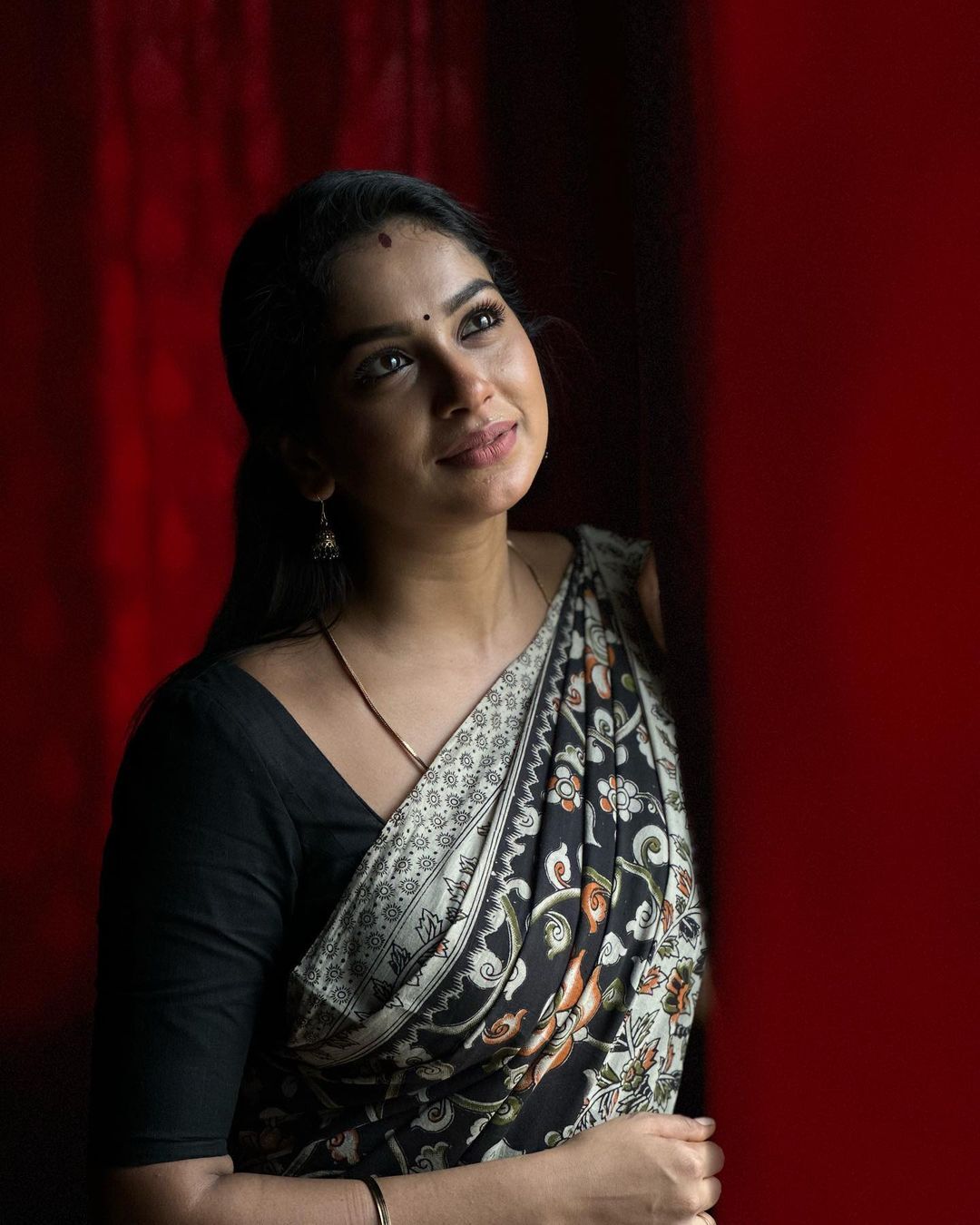 photos: இது எங்க ப்ரியாவே இல்ல.. வாய்ஸ் ஓவரை மாற்றிய ஈரமான ரோஜாவே 2 ...