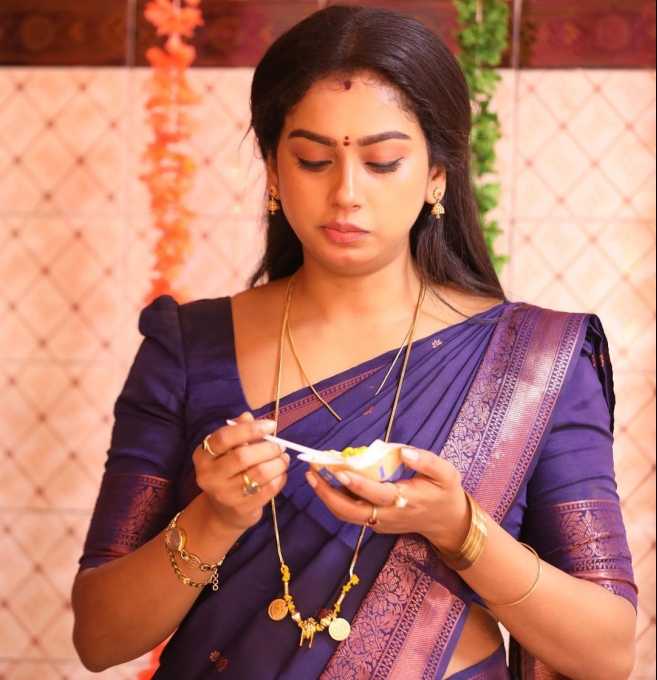 photos: இது எங்க ப்ரியாவே இல்ல.. வாய்ஸ் ஓவரை மாற்றிய ஈரமான ரோஜாவே 2 ...