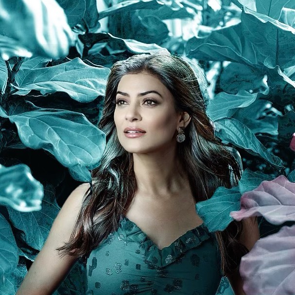 PHOTOS : 47 வயதில் பிகினி உடையில் ஆட்டம்போடும் 'ரட்சகன்' பட நடிகை ...