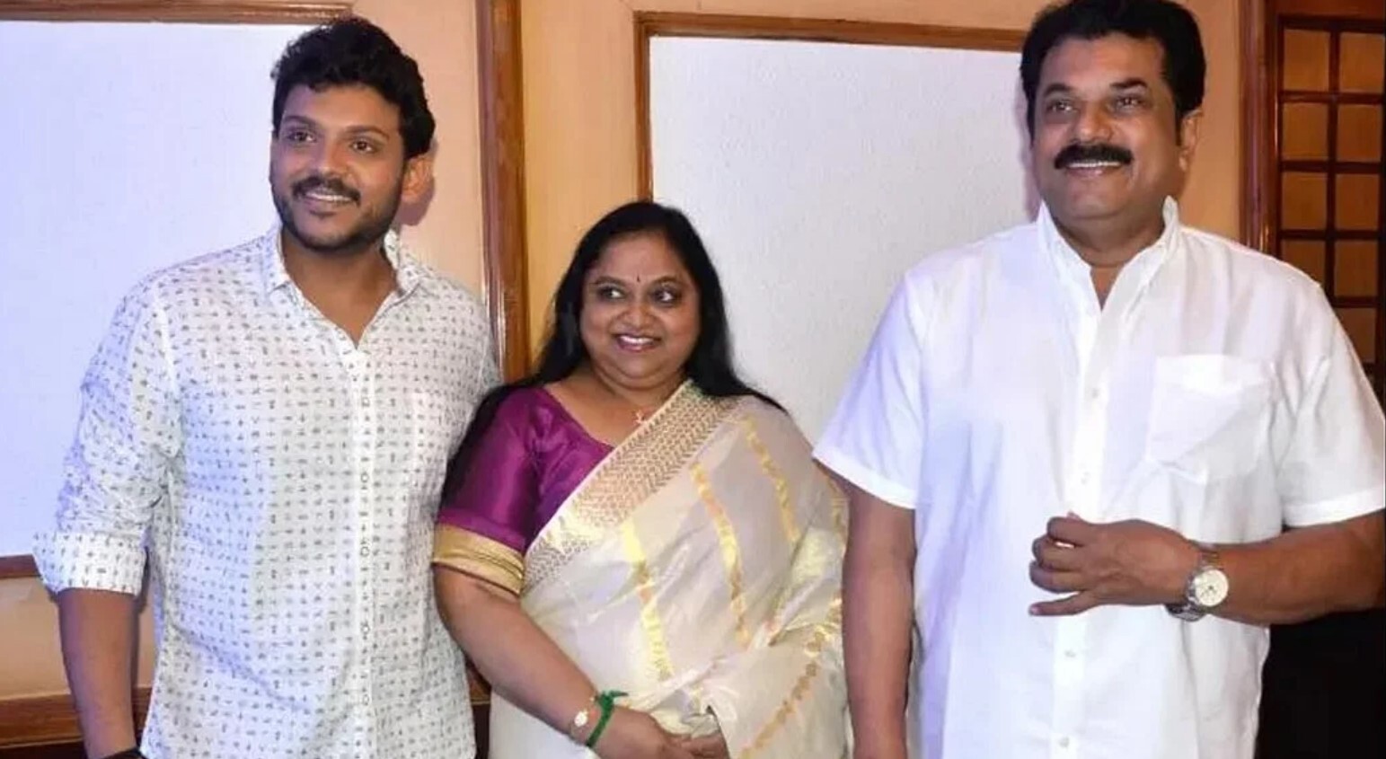 PHOTOS : நடிகை சரிதாவை நியாபகம் இருக்கா? இவரின் கணவர், மகன்களை ...