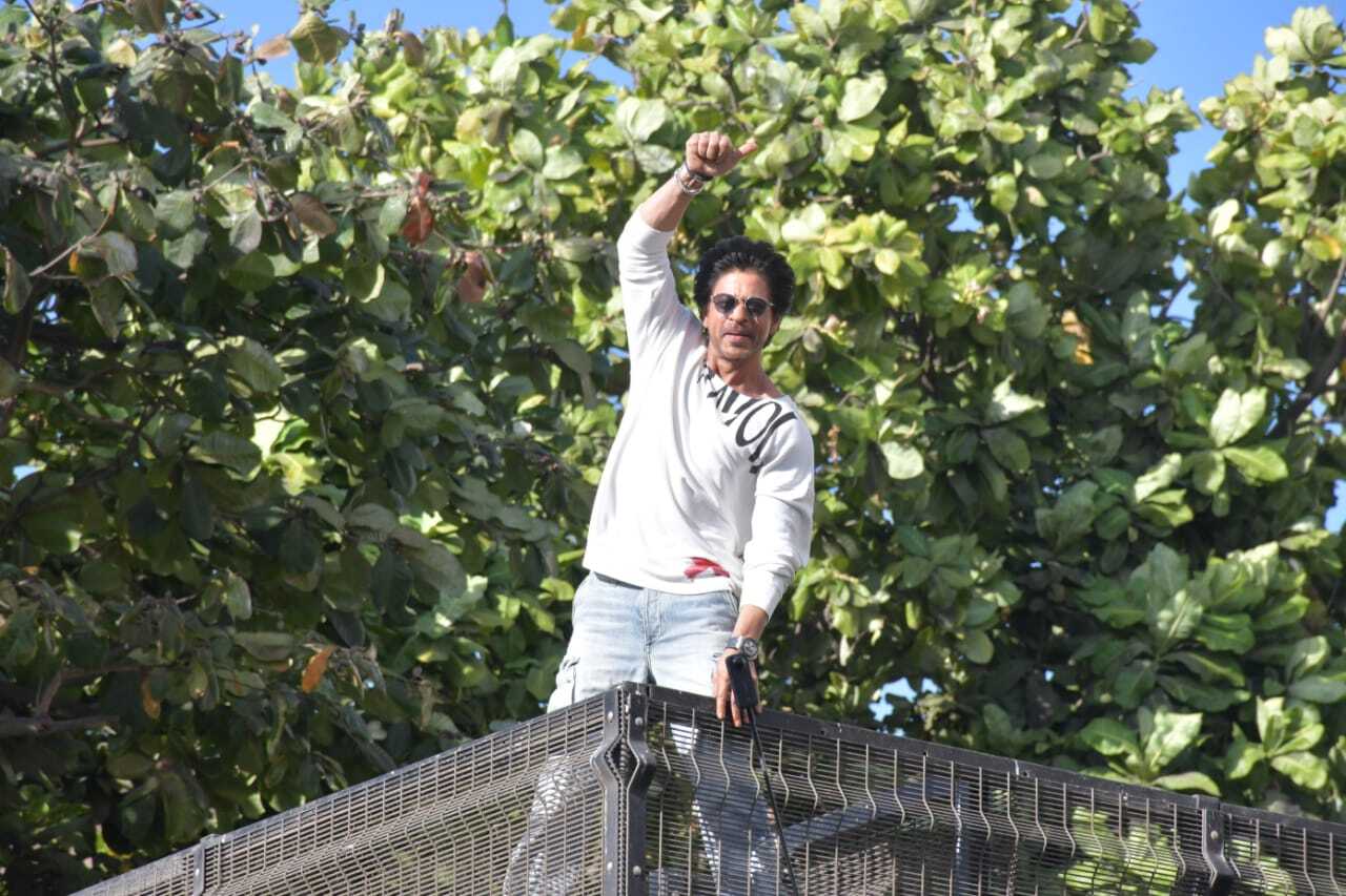 Photos: जानिए शाहरुख के आइकोनिक पोज का इतिहास, जिसने बनाया गिनीज वर्ल्ड ...