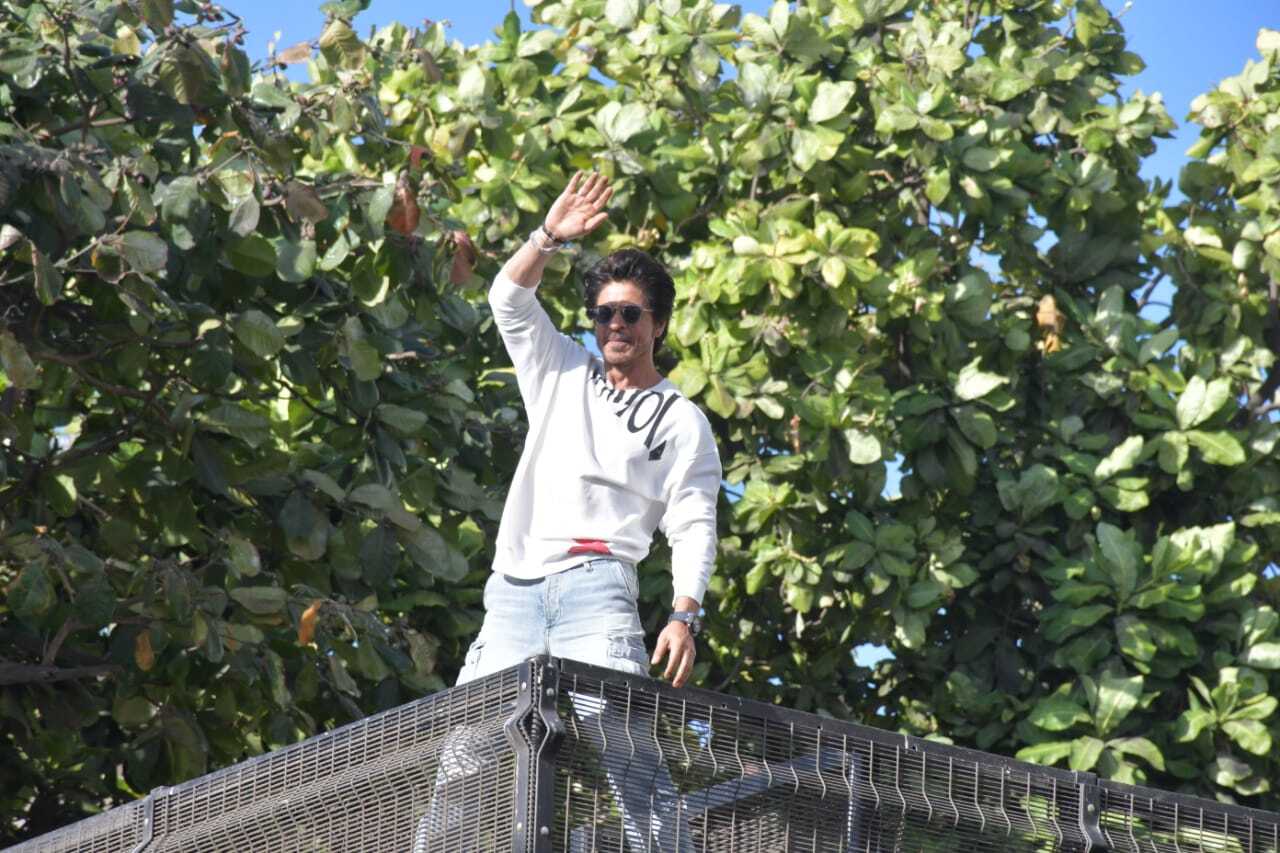 Photos: जानिए शाहरुख के आइकोनिक पोज का इतिहास, जिसने बनाया गिनीज वर्ल्ड ...