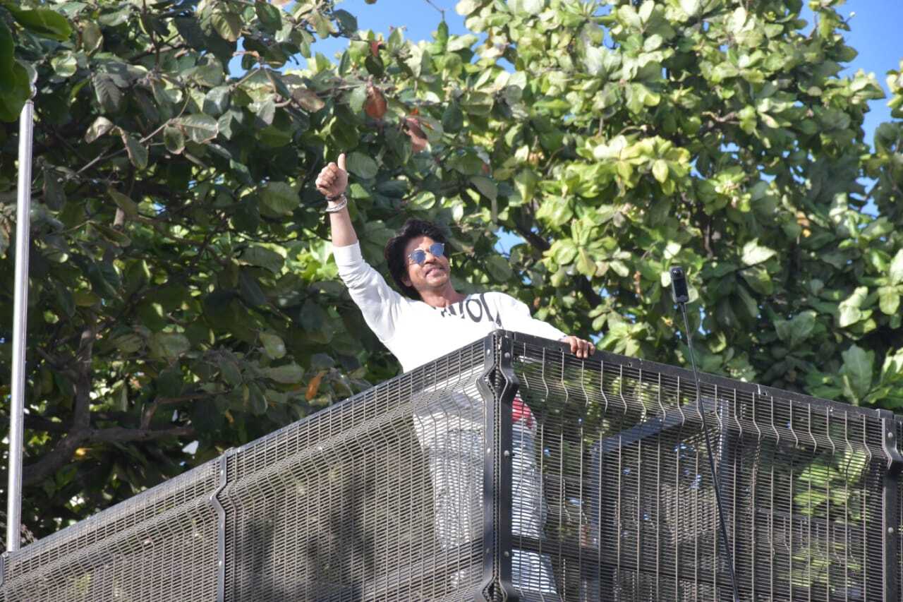 Photos: जानिए शाहरुख के आइकोनिक पोज का इतिहास, जिसने बनाया गिनीज वर्ल्ड ...