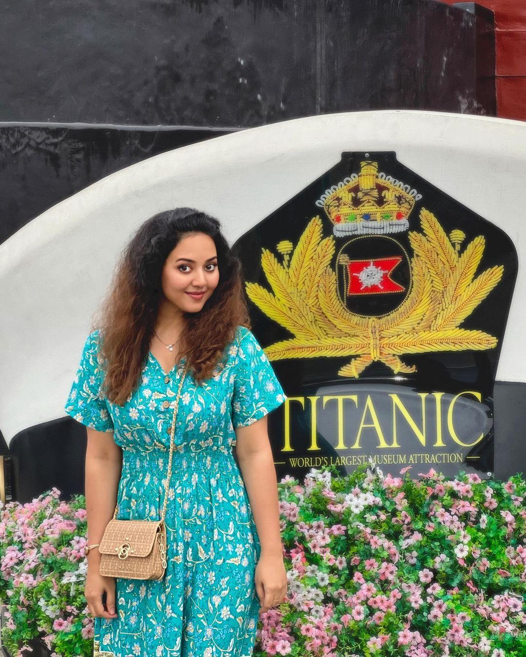 photos : கடலில் மூழ்கிய கப்பலின் நடுவில் பிரபல சீரியல் நடிகை.. எங்கன்னு ...