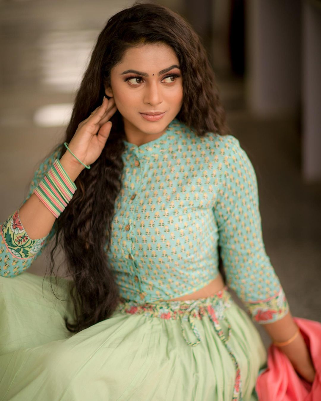 photos: பட்டு புடவையில் அசத்தும் பிரபல சீரியல் நடிகை.. வேற லெவல் என ...