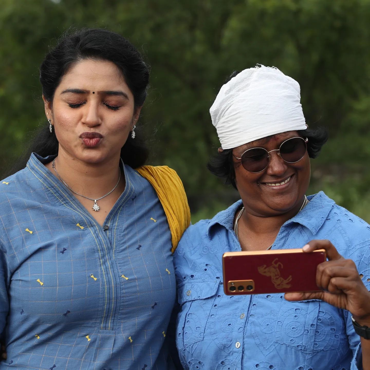 PHOTOS: கொல்லிமலை அருவியில் ஜாலி பண்ணும் பிரபல சீரியல் வில்லி ...