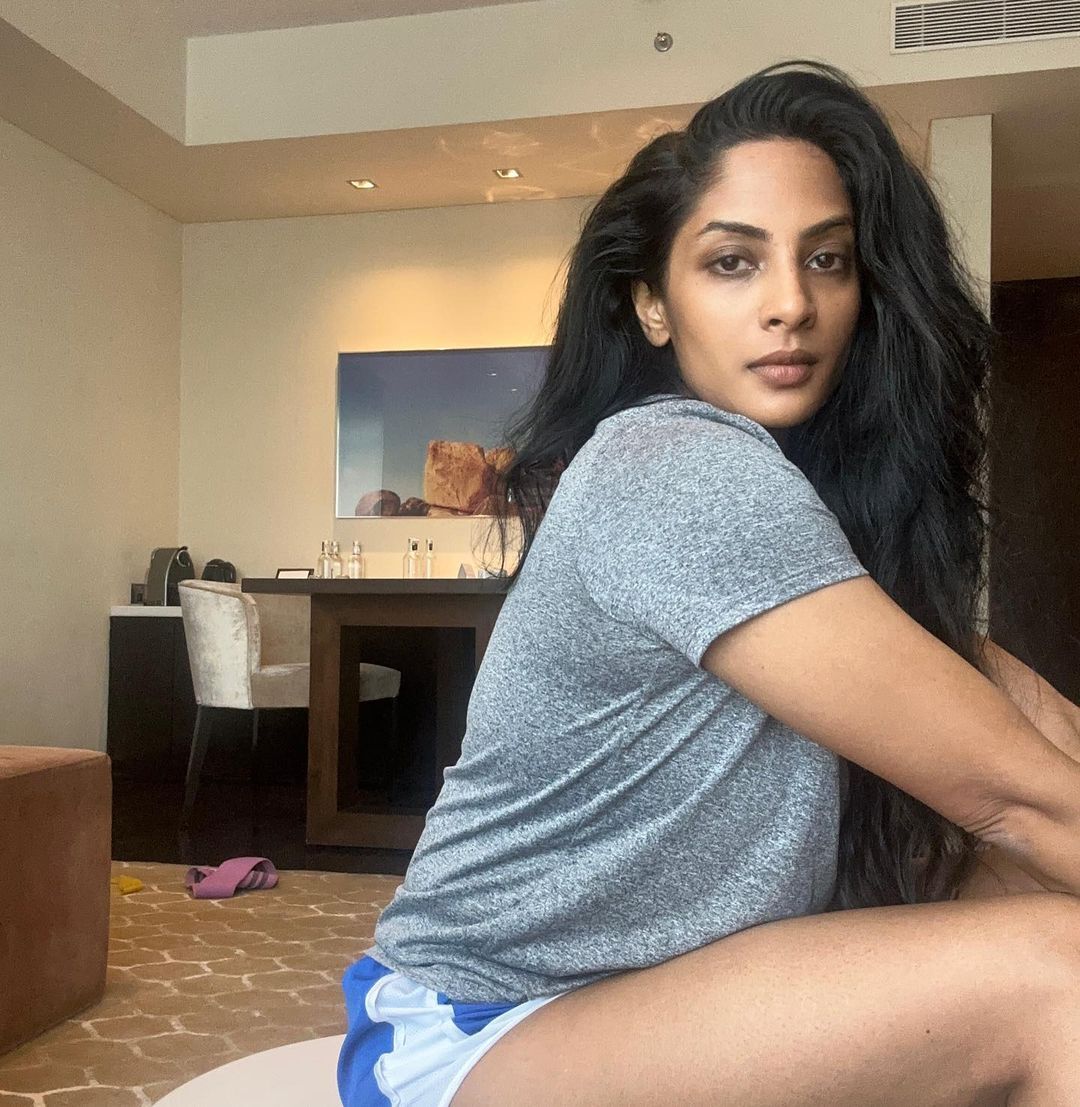 photos: அசால்ட்டாக தலைகீழாக தொங்கும் திமிரு பட நடிகை.. யாருன்னு நீங்களே பாருங்க.. | Actress ...