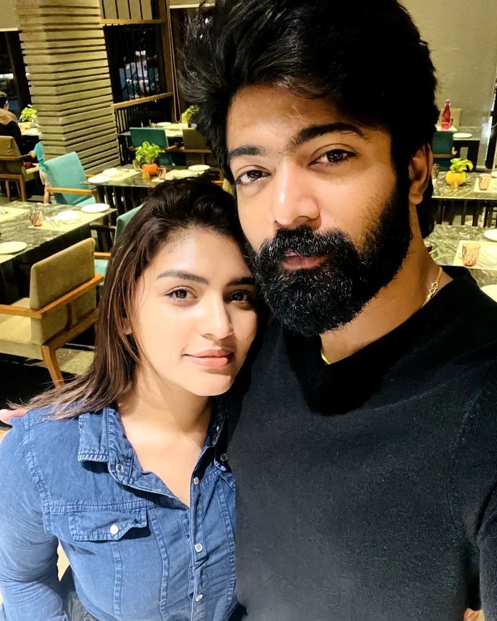 PHOTOS: கொஞ்சம் ஓவரா தான் போறோமோ.. கண்ணடி முன் ரொமான்ஸ் பண்ணும் ...